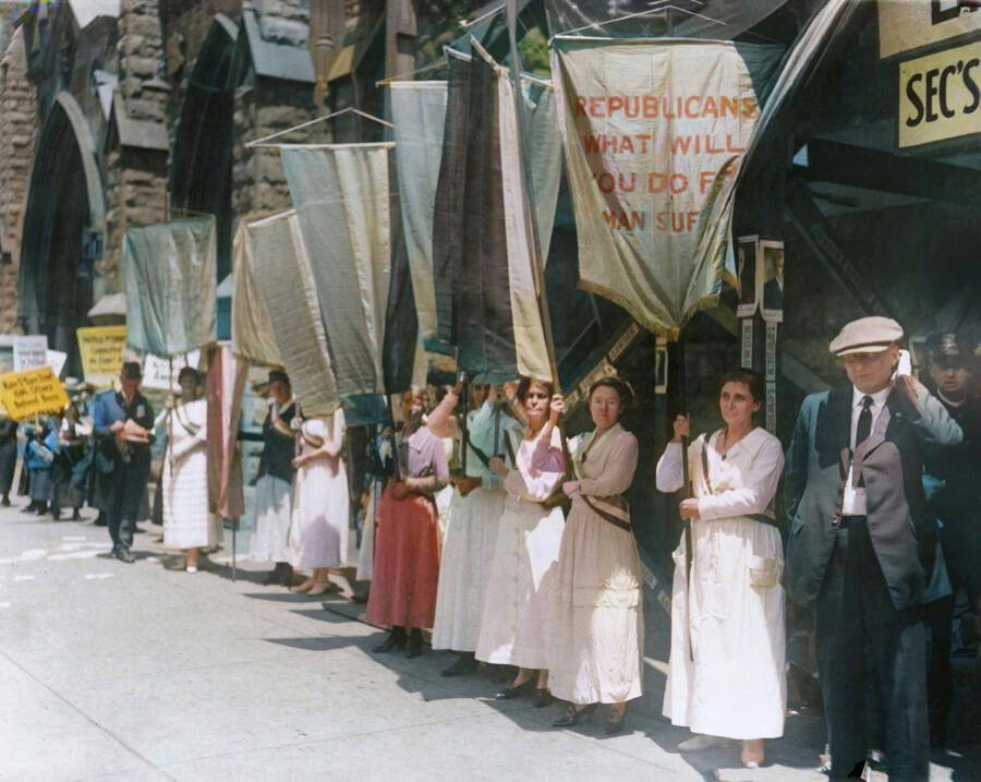 77 Colorized Photos Of The 1920s That Capture The Jazz Age