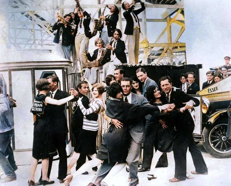 77 Colorized Photos Of The 1920s That Capture The Jazz Age