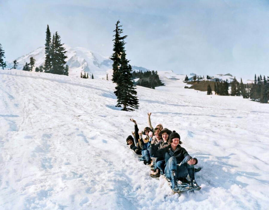 77 Colorized Photos Of The 1920s That Capture The Jazz Age