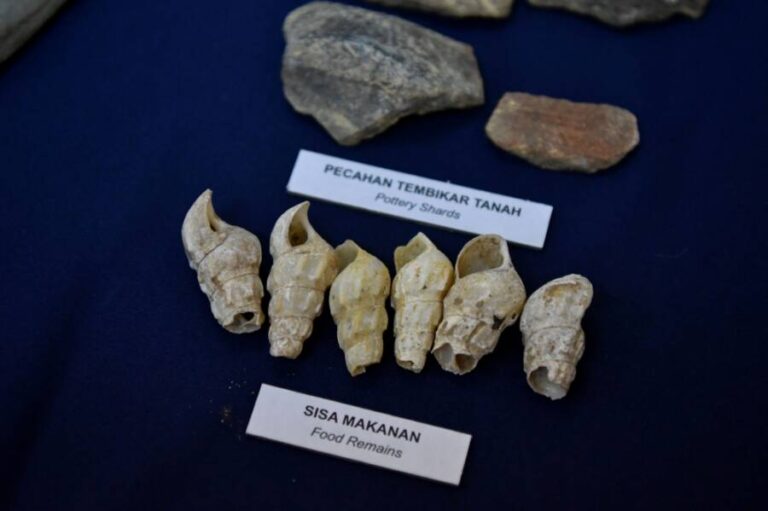 Prehistoric Burials Discovered Inside Malaysian Caves
