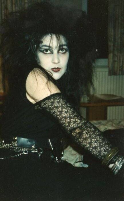 44 Vintage Photos Of Goth Style, From Somber Music To Dark Eyeliner