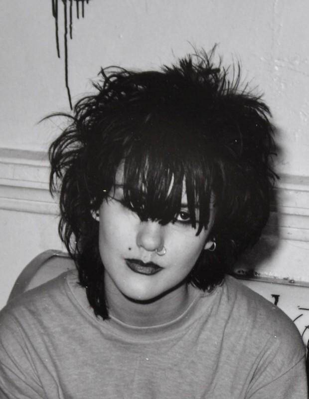 44 Vintage Photos Of Goth Style, From Somber Music To Dark Eyeliner