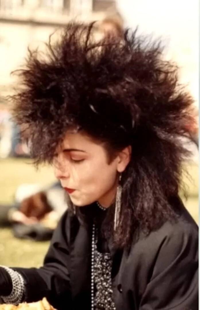 44 Vintage Photos Of Goth Style, From Somber Music To Dark Eyeliner