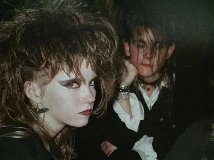 44 Vintage Photos Of Goth Style, From Somber Music To Dark Eyeliner