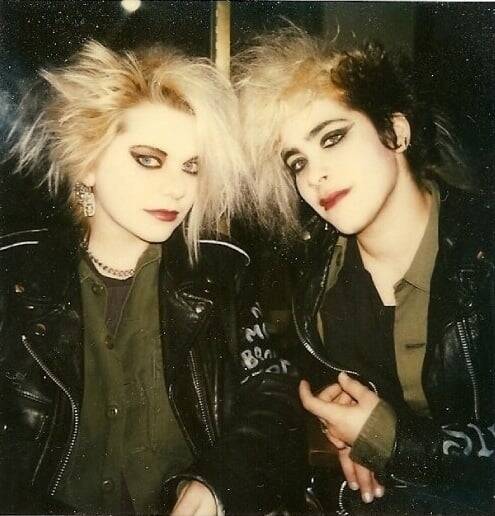44 Vintage Photos Of Goth Style, From Somber Music To Dark Eyeliner