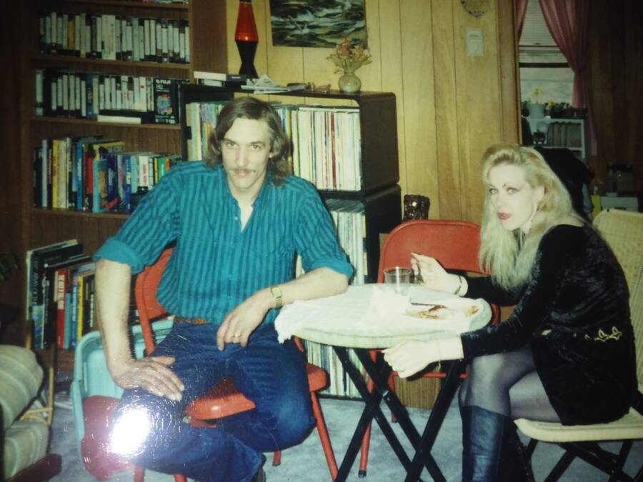 44 Vintage Photos Of Goth Style, From Somber Music To Dark Eyeliner