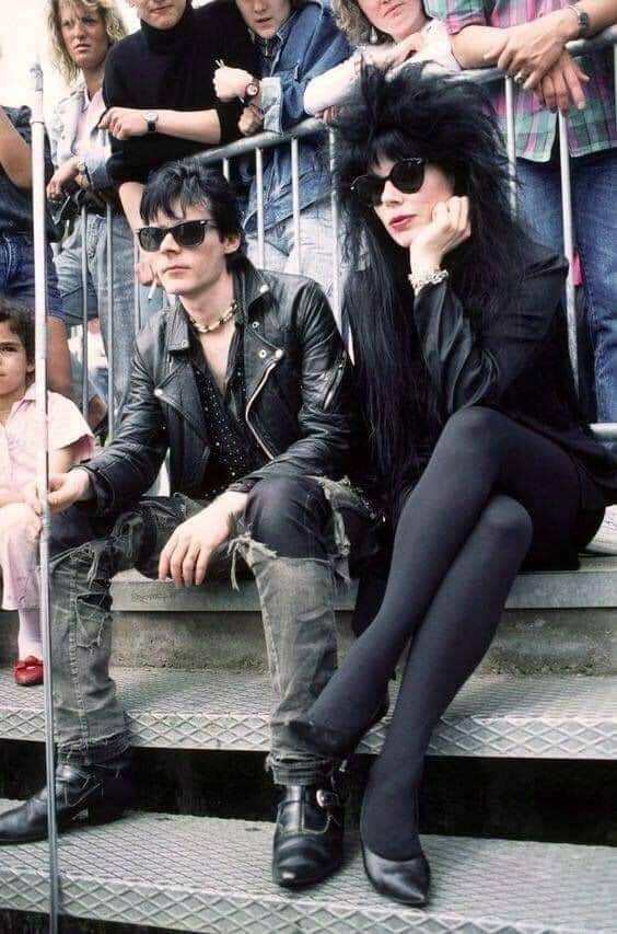 44 Vintage Photos Of Goth Style, From Somber Music To Dark Eyeliner