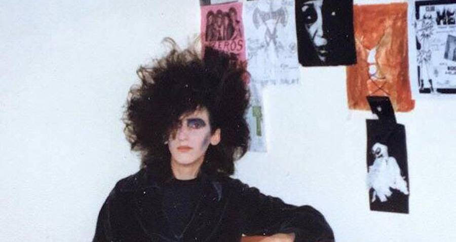 44 Vintage Photos Of Goth Style, From Somber Music To Dark Eyeliner