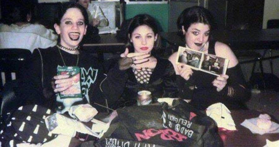 44 Vintage Photos Of Goth Style, From Somber Music To Dark Eyeliner