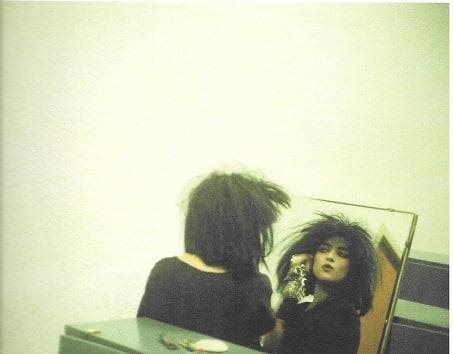 44 Vintage Photos Of Goth Style, From Somber Music To Dark Eyeliner