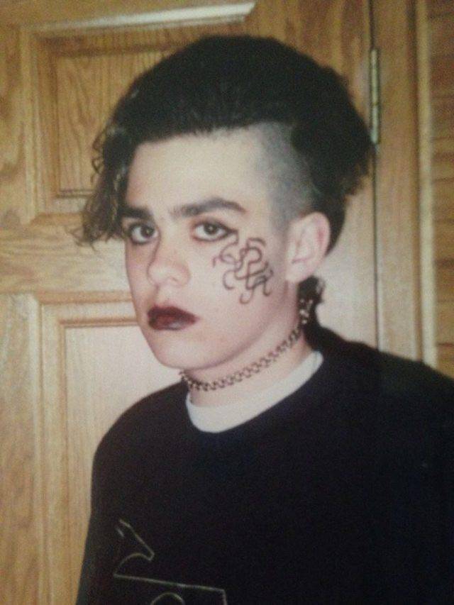 44 Vintage Photos Of Goth Style, From Somber Music To Dark Eyeliner