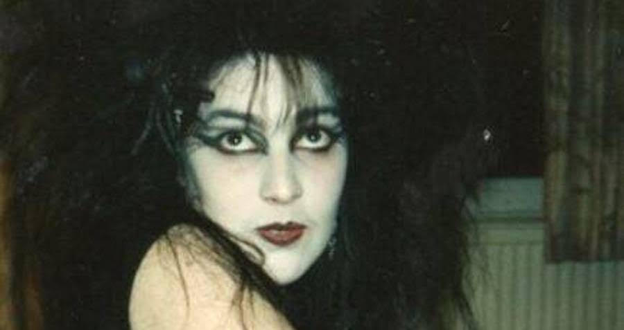 44 Vintage Photos Of Goth Style, From Somber Music To Dark Eyeliner