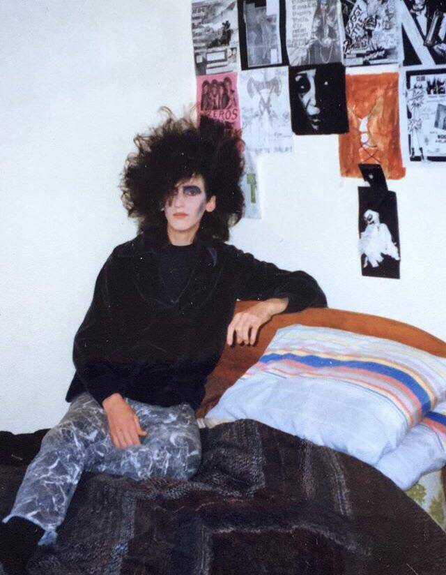 44 Vintage Photos Of Goth Style, From Somber Music To Dark Eyeliner