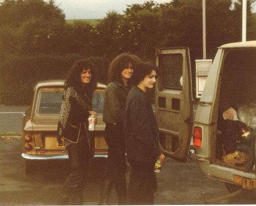 44 Vintage Photos Of Goth Style, From Somber Music To Dark Eyeliner