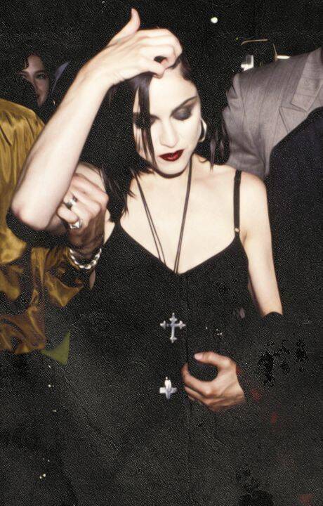 44 Vintage Photos Of Goth Style, From Somber Music To Dark Eyeliner