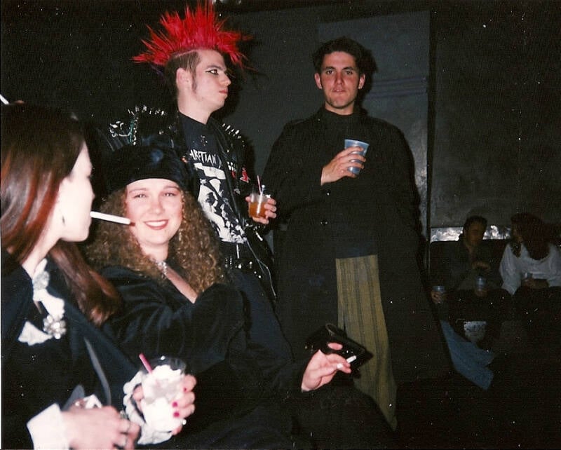 44 Vintage Photos Of Goth Style, From Somber Music To Dark Eyeliner
