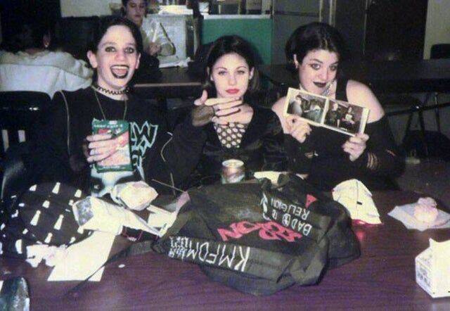 44 Vintage Photos Of Goth Style, From Somber Music To Dark Eyeliner