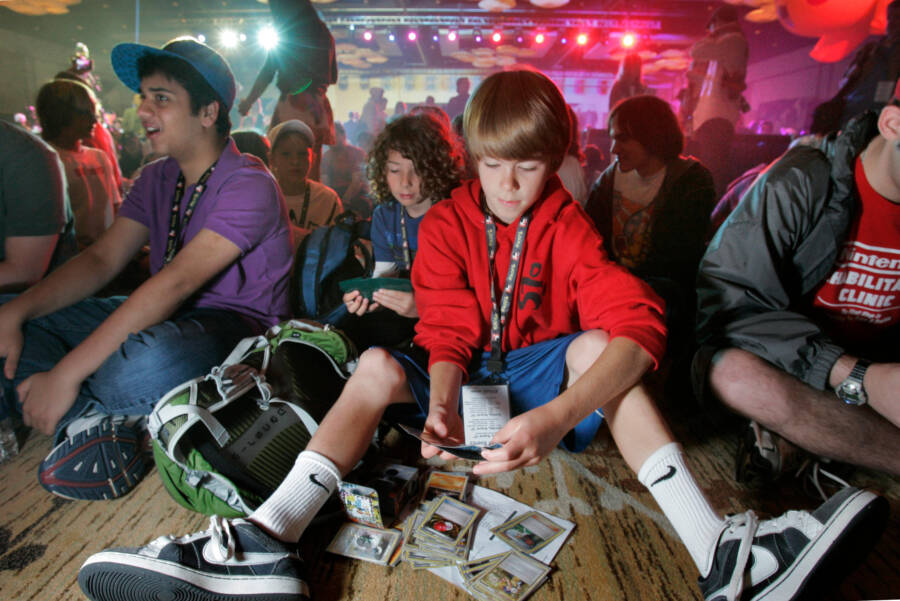 44 Vintage Photos That Capture The Height Of Pokémania