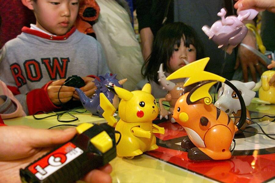 44 Vintage Photos That Capture The Height Of Pokémania