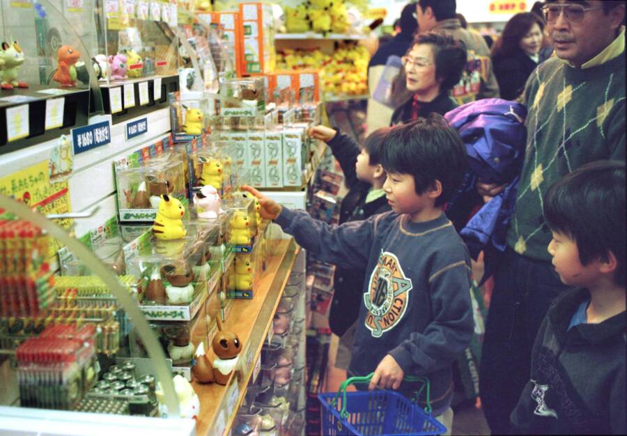 44 Vintage Photos That Capture The Height Of Pokémania