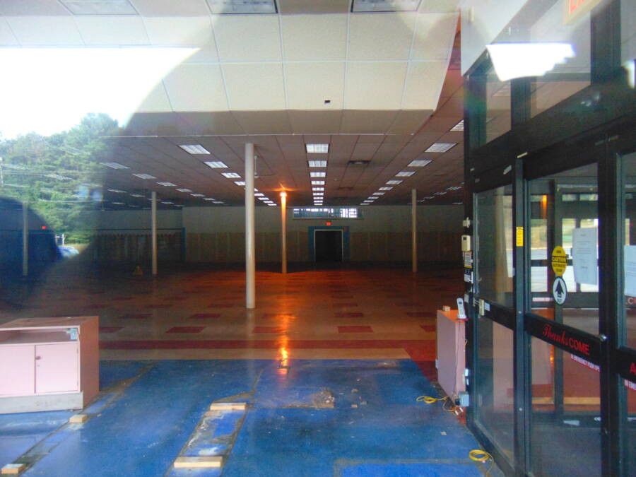 44 Eerie Photos Of Abandoned Department Stores