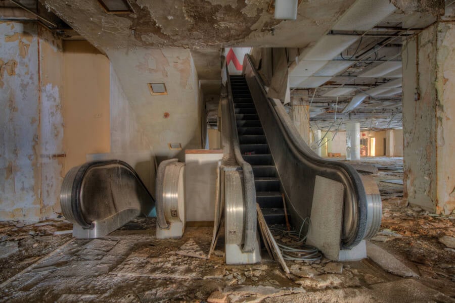 44 Eerie Photos Of Abandoned Department Stores