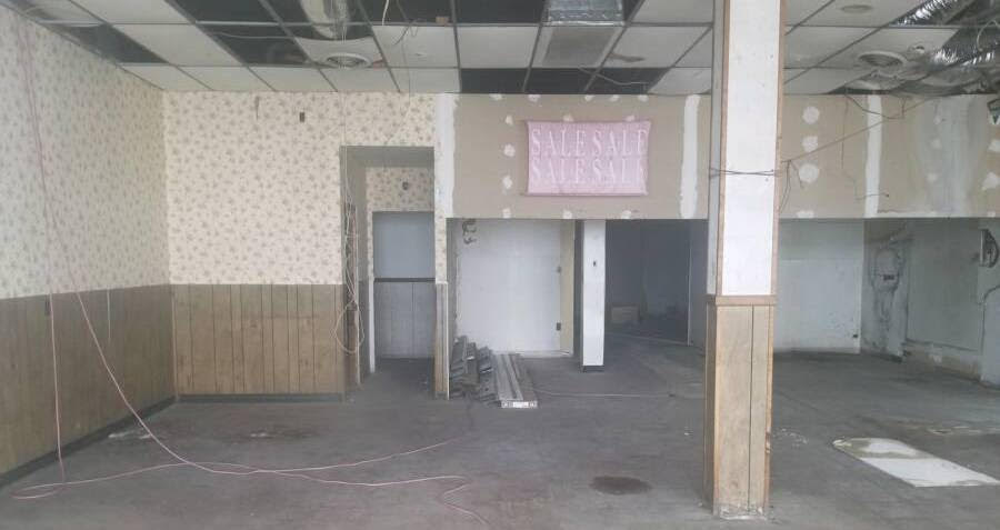 44 Eerie Photos Of Abandoned Department Stores