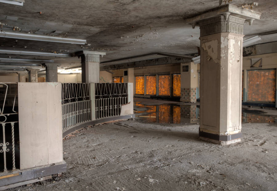 44 Eerie Photos Of Abandoned Department Stores