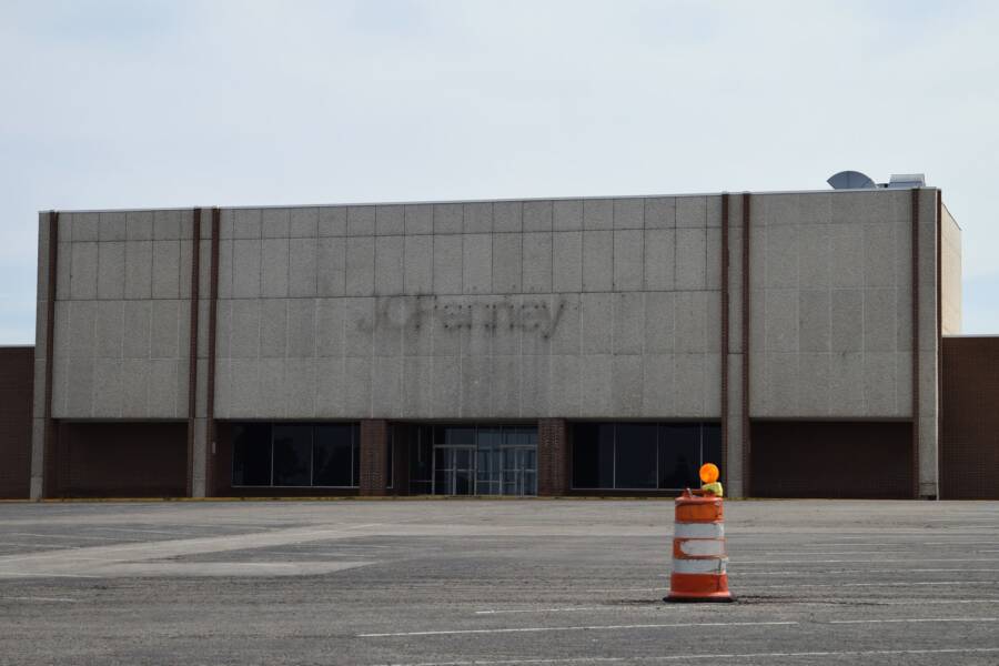 44 Eerie Photos Of Abandoned Department Stores