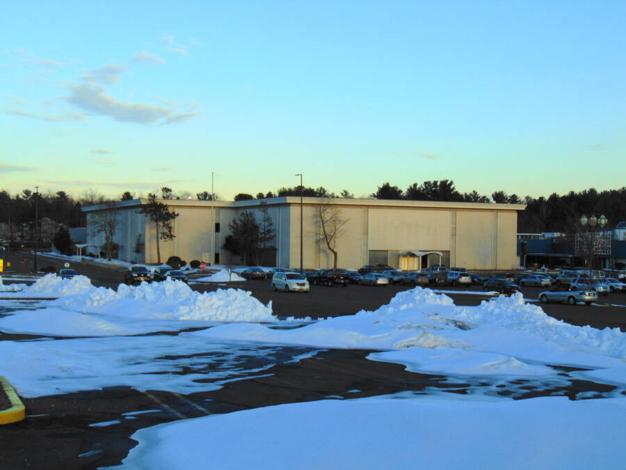 44 Eerie Photos Of Abandoned Department Stores