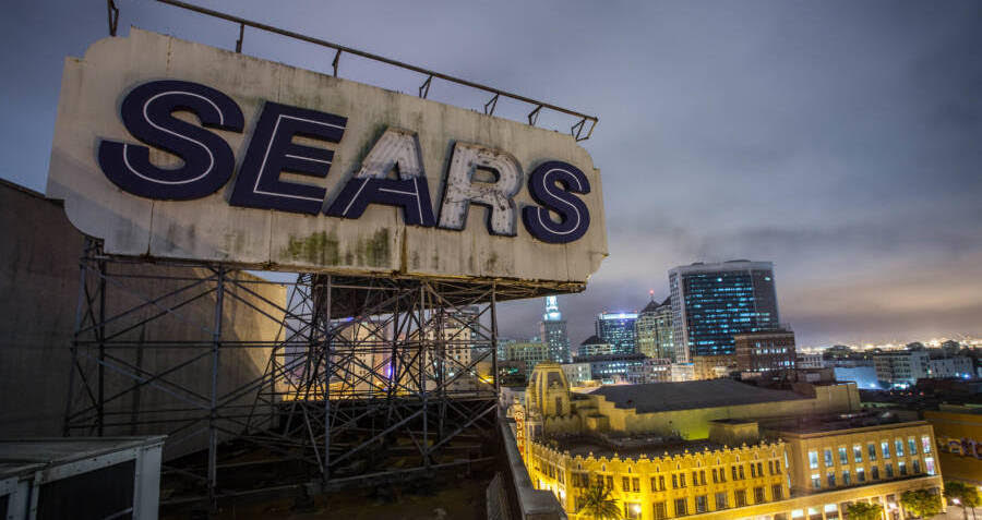 44 Eerie Photos Of Abandoned Department Stores
