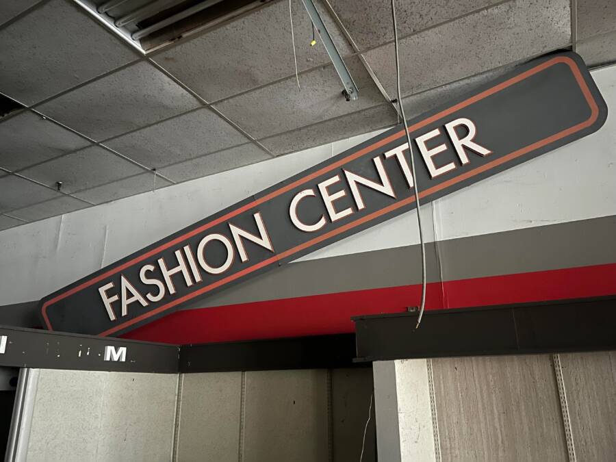 44 Eerie Photos Of Abandoned Department Stores