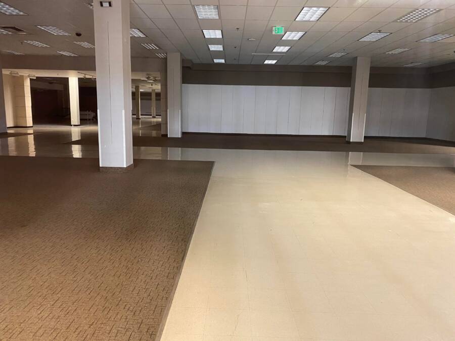 44 Eerie Photos Of Abandoned Department Stores