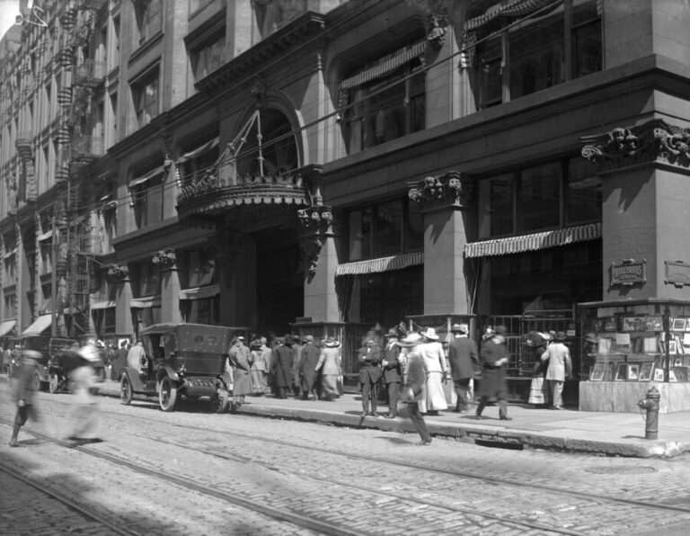 44 Eerie Photos Of Abandoned Department Stores