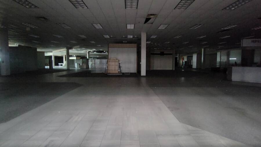 44 Eerie Photos Of Abandoned Department Stores