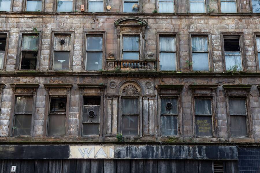 44 Eerie Photos Of Abandoned Department Stores