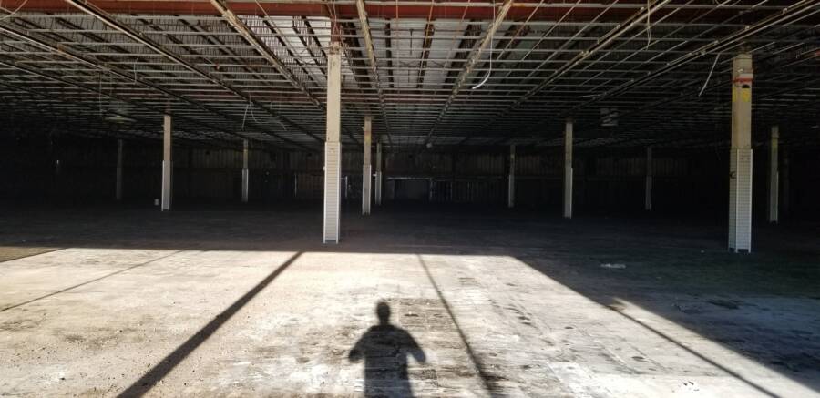 44 Eerie Photos Of Abandoned Department Stores