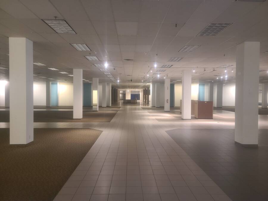 44 Eerie Photos Of Abandoned Department Stores