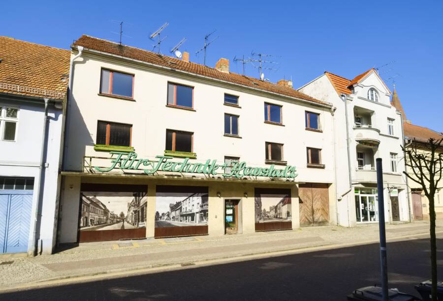 44 Eerie Photos Of Abandoned Department Stores