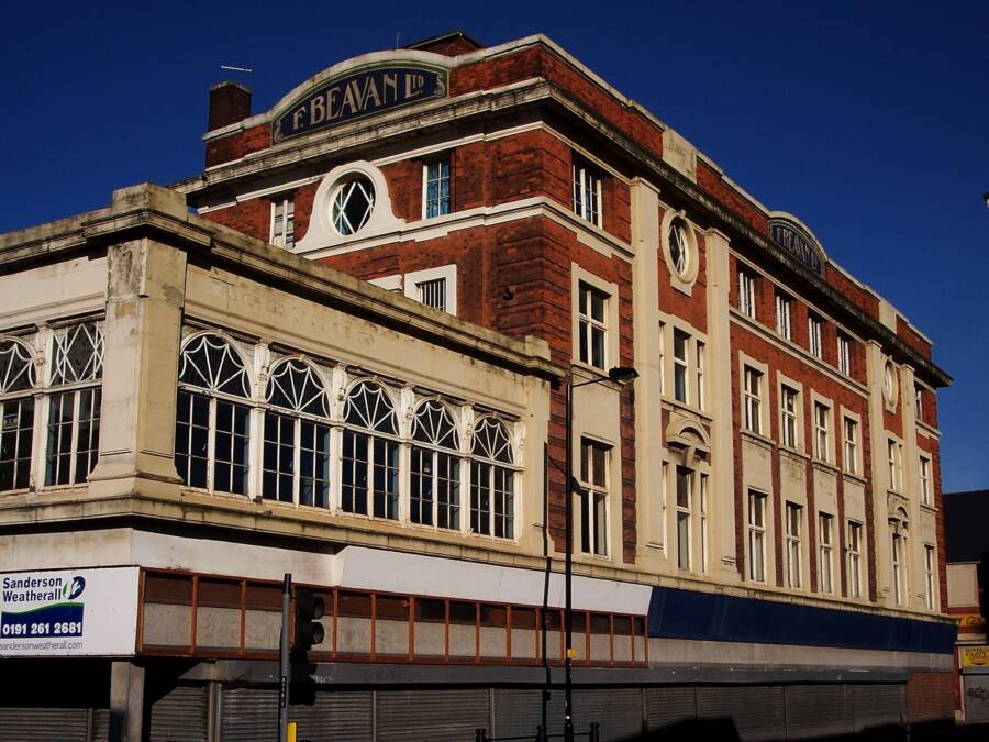 44 Eerie Photos Of Abandoned Department Stores