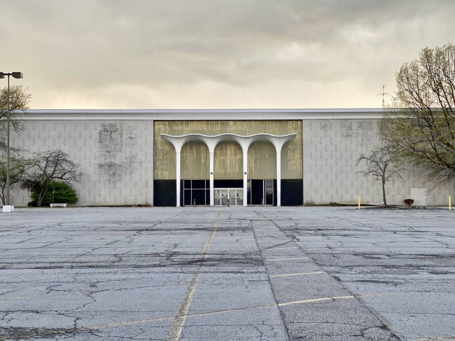 44 Eerie Photos Of Abandoned Department Stores