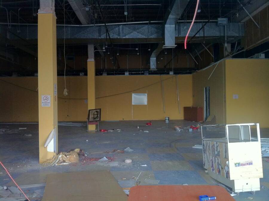 44 Eerie Photos Of Abandoned Department Stores