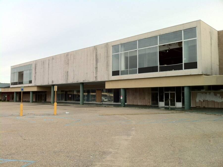 44 Eerie Photos Of Abandoned Department Stores