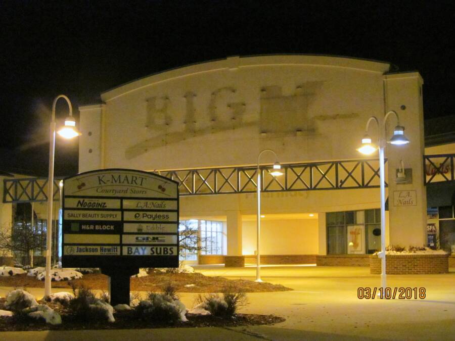 44 Eerie Photos Of Abandoned Department Stores