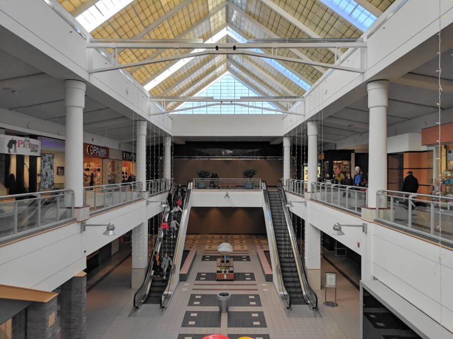 44 Eerie Photos Of Abandoned Department Stores
