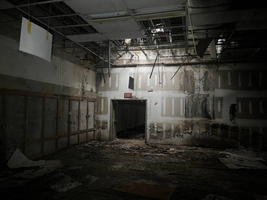 44 Eerie Photos Of Abandoned Department Stores