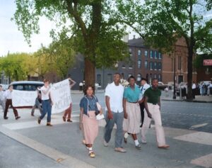 44 Colorized Photos Of The 1950s That Define The Decade