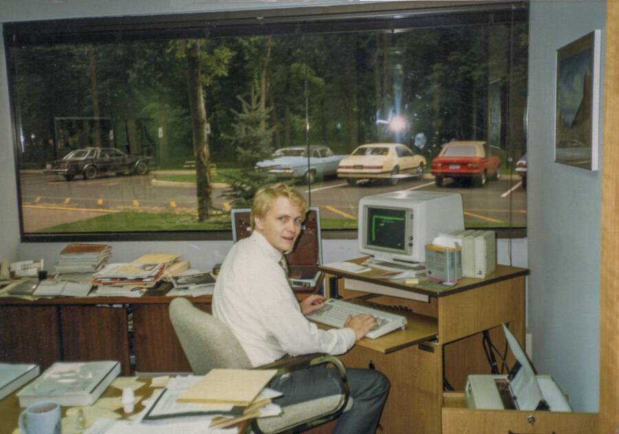 44 Nostalgic Photos Of Vintage Computers From Decades Past