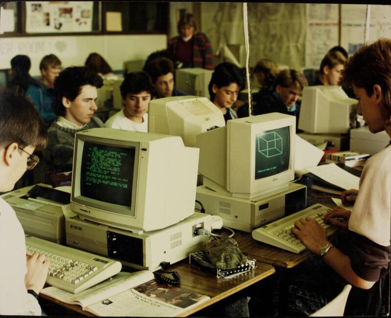44 Nostalgic Photos Of Vintage Computers From Decades Past