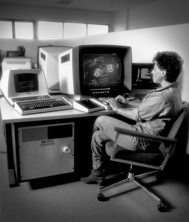 44 Nostalgic Photos Of Vintage Computers From Decades Past